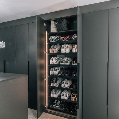 A bold contemporary dressing room for trend-setter Ryan