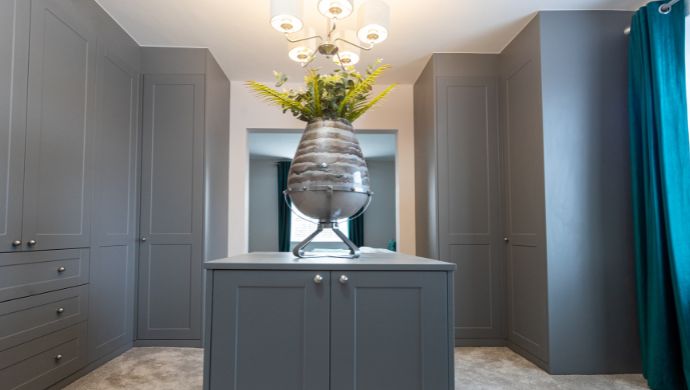 A bold contemporary dressing room for trend-setter Ryan